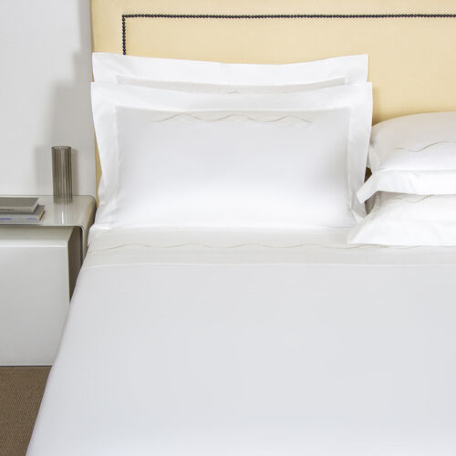 Luminescent Pearls Embroidered Sheet Set | Frette