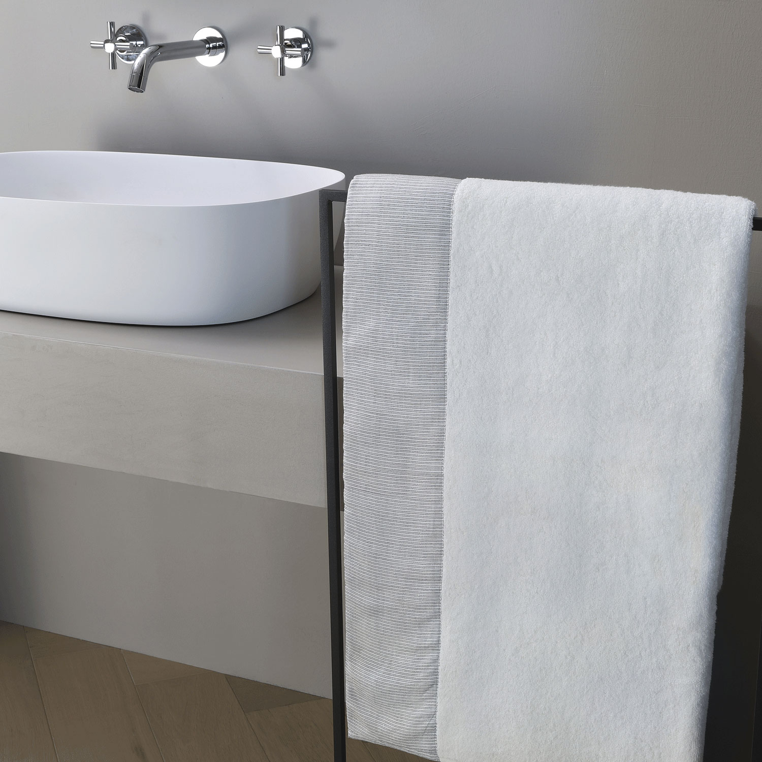 Graphite Border Bath Sheet | Frette